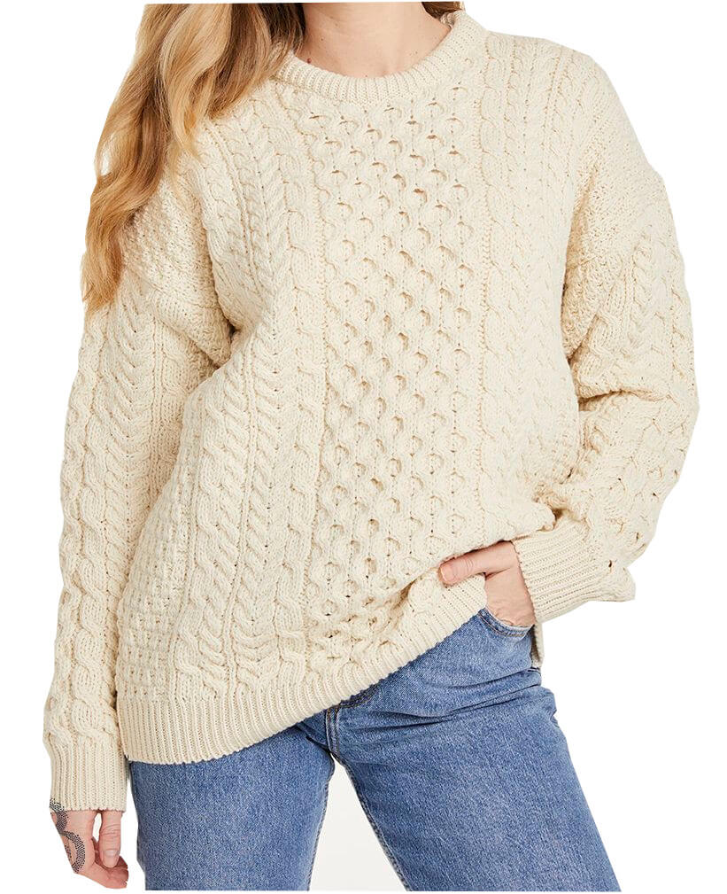 Irischer Aran Pullover aus Wolle gestrickt. Wollweiss