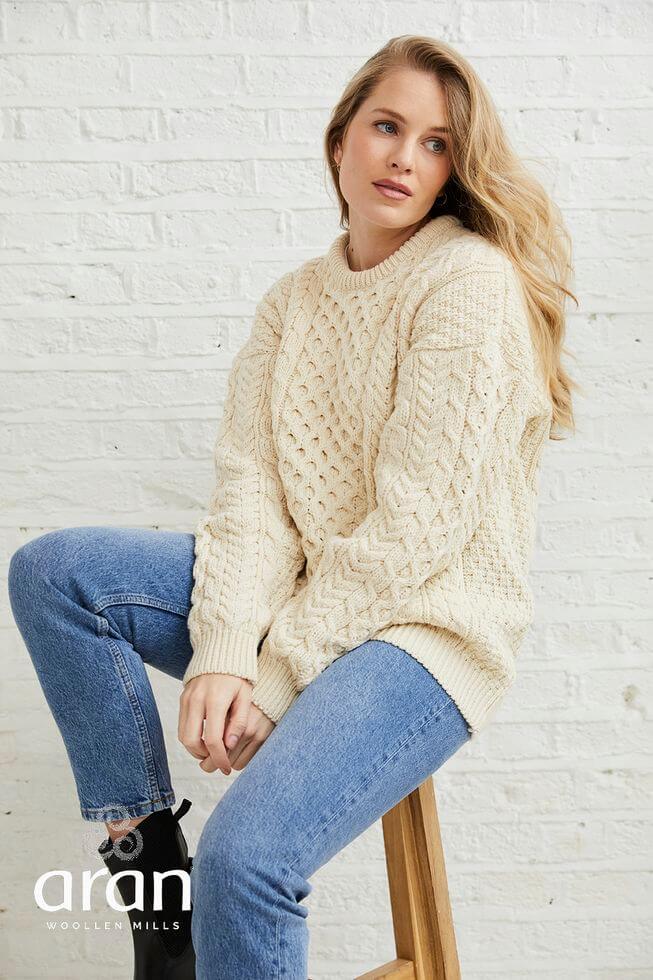 Irischer Aran Pullover aus Wolle gestrickt. Wollweiss