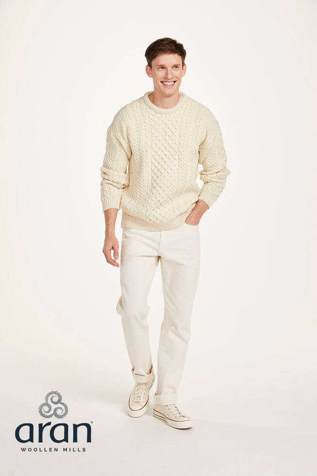 Irischer Aran Pullover aus Wolle gestrickt. Wollweiss
