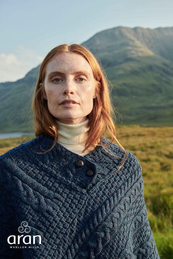 Irischer Damen Wollponcho gestrickt aus Merinowolle